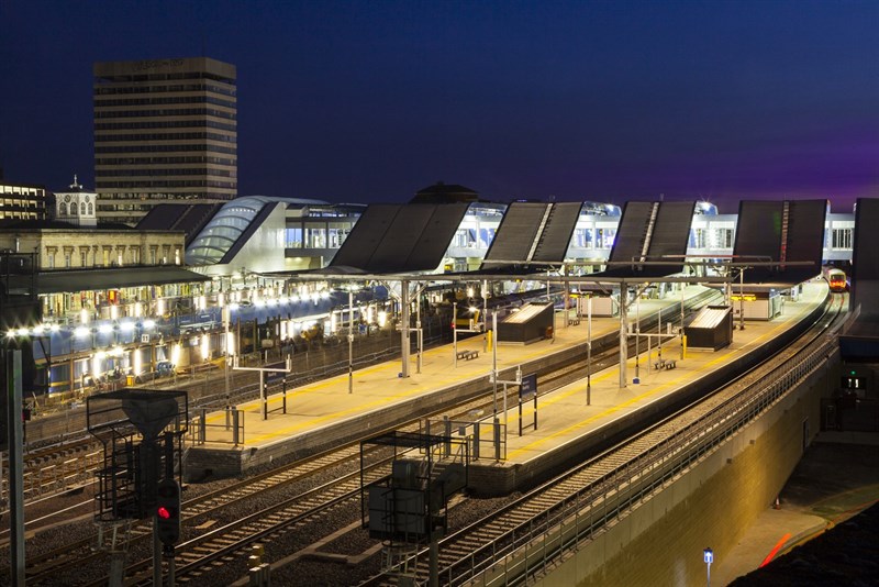 Queen unveils Reading station, £895m rebuild | Rail magazine