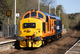 HNRC Swietelsky unveils first loco in new 'half and half' livery | HNRC