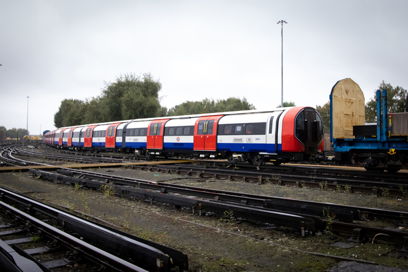 First of 94 new Piccadilly Line trains arrive in London for testing ...